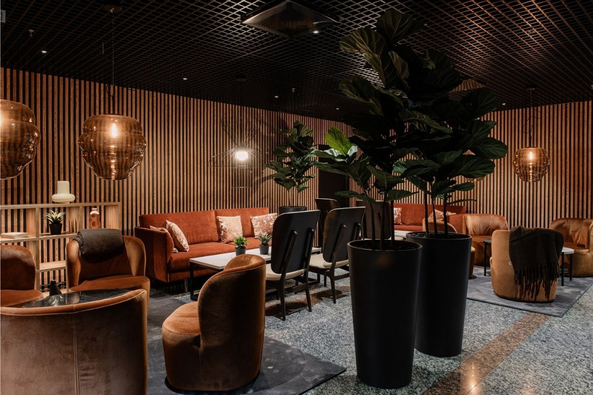 Vihersisustus hotelliin | Viherviisikko Oy